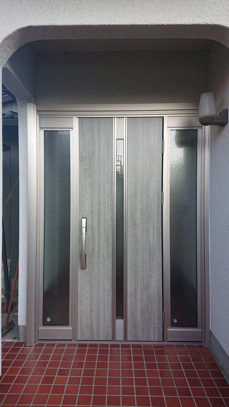 玄関ドア施工例 愛知県稲沢市 YKKAP・ドアリモ・断熱・両袖FIX・F03・色：ココナッツチェリー | YKKAP玄関ドア交換・リフォーム専門店 玄関ドア専科